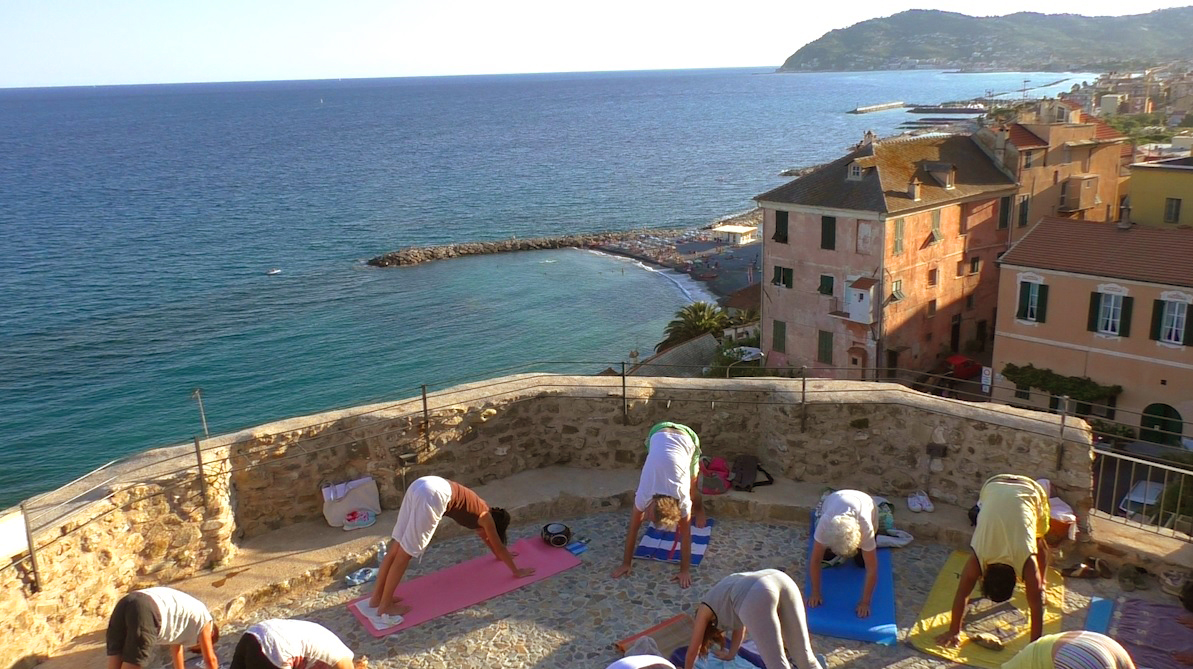 Yoga al tramonto nel Bastione di Cervo