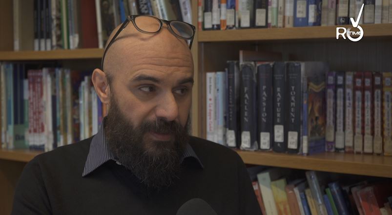Davide Barella si racconta a Riviera Time: tra teatro e banchi di scuola
